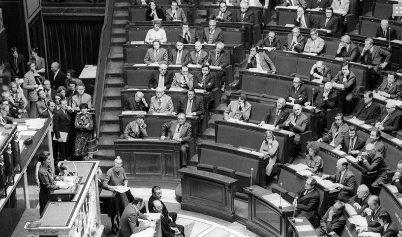 Un jour, une histoire... Le 26 novembre 1974 - Revue Dynastie